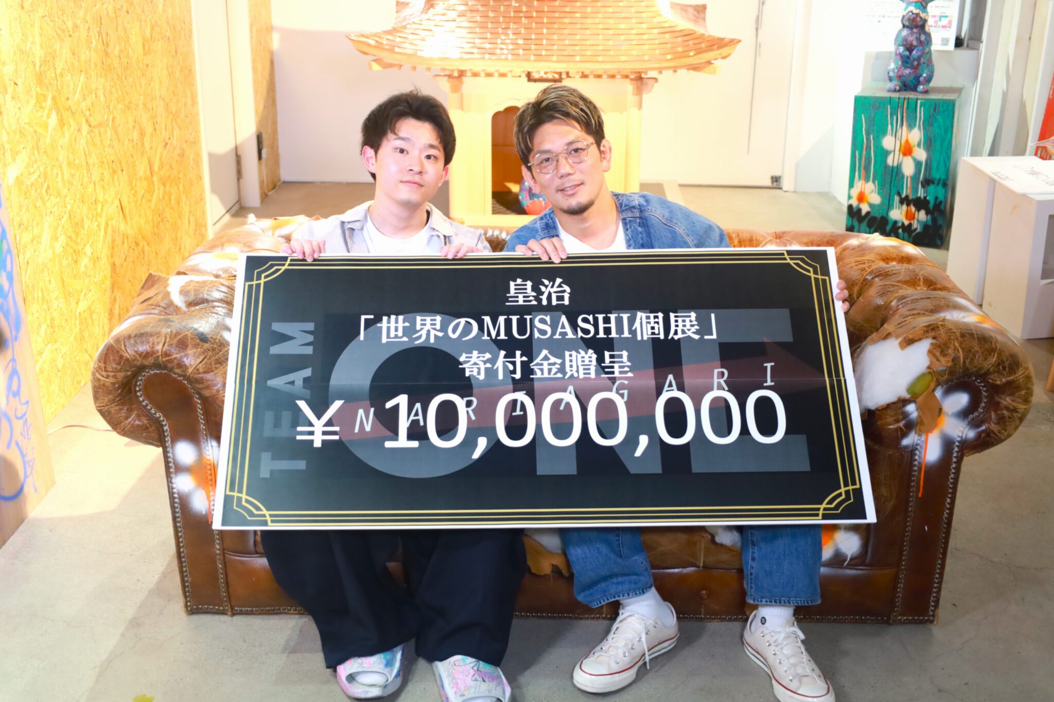 総合格闘家・皇治より“アーティスMUSASHI”へ、熱い応援と共に1000万円の寄付金贈呈 - MUSASHI 武蔵